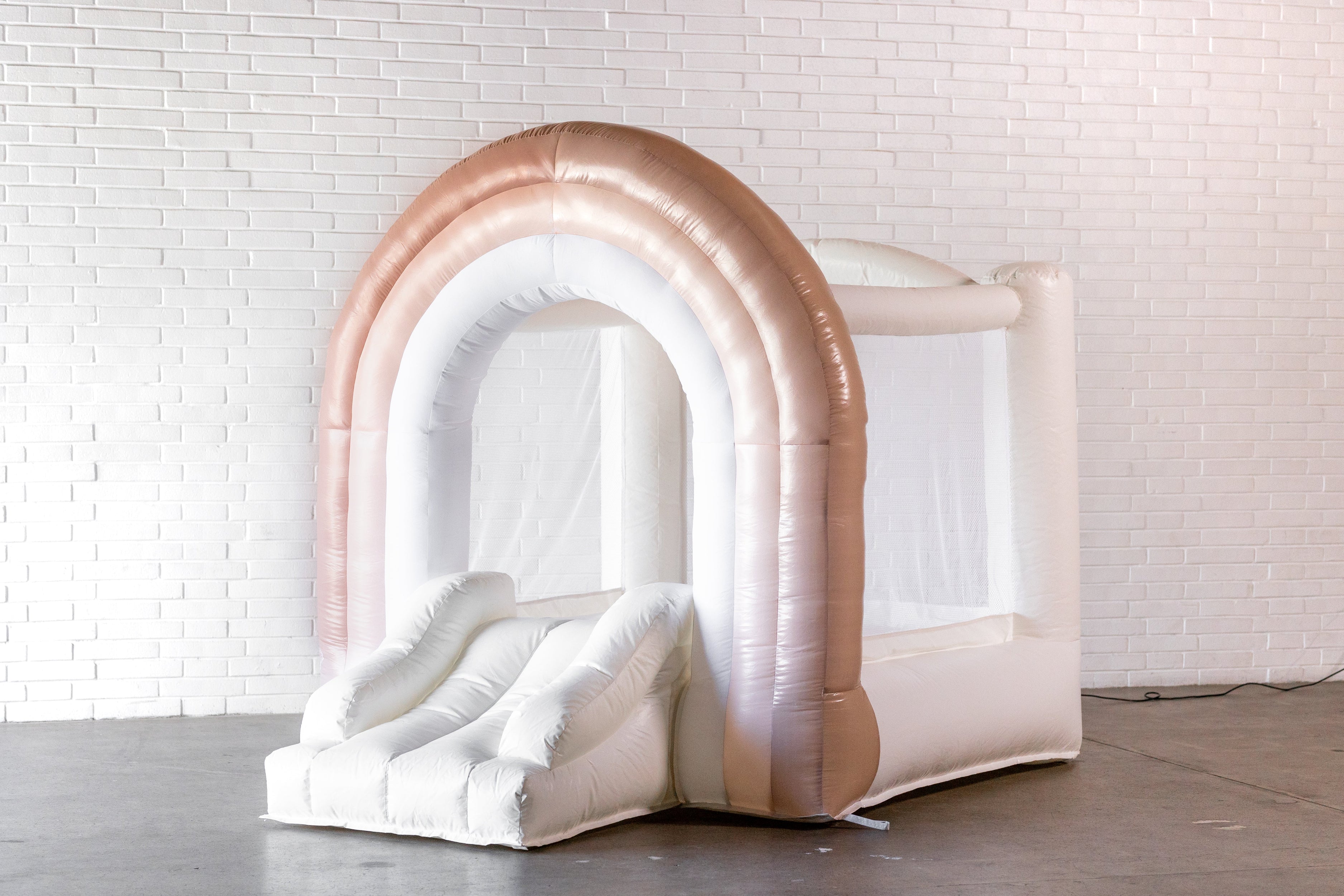 ᴏʀɪɢɪɴᴀʟ ᴀʟʟ-ᴡʜɪᴛᴇ ʙᴀᴄᴋʏᴀʀᴅ ʙᴏᴜɴᴄᴇ ʜᴏᴜꜱᴇ – Mini Castles
