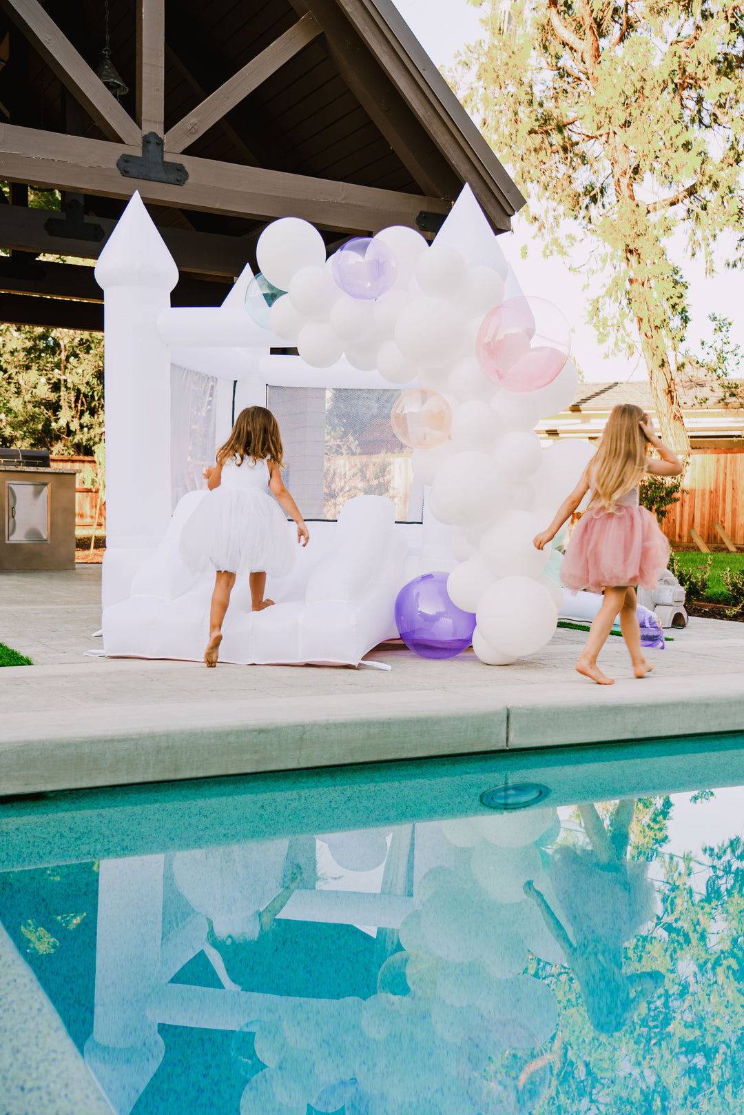 ᴏʀɪɢɪɴᴀʟ ᴀʟʟ-ᴡʜɪᴛᴇ ʙᴀᴄᴋʏᴀʀᴅ ʙᴏᴜɴᴄᴇ ʜᴏᴜꜱᴇ – Mini Castles