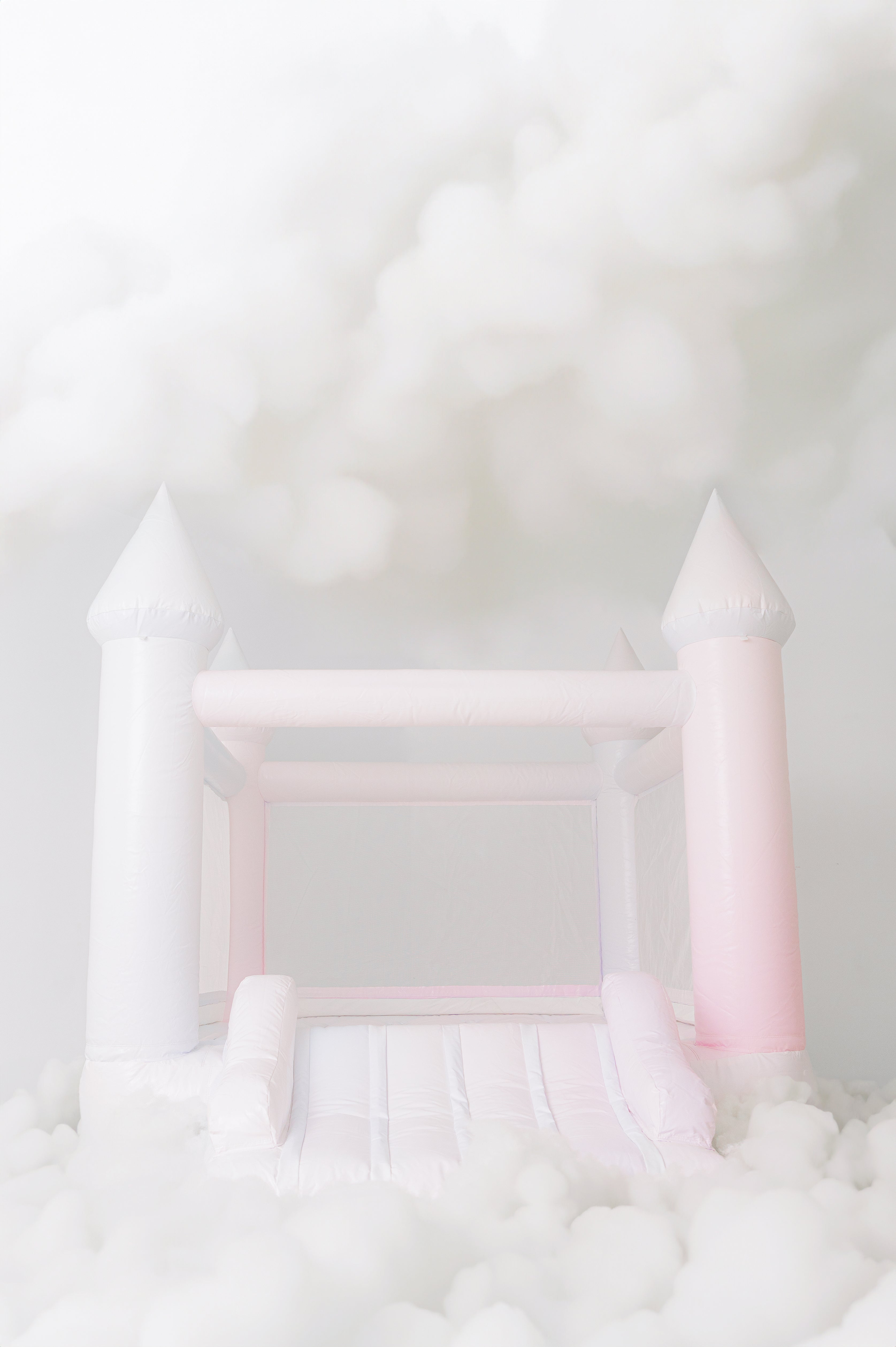 ᴏʀɪɢɪɴᴀʟ ᴀʟʟ-ᴡʜɪᴛᴇ ʙᴀᴄᴋʏᴀʀᴅ ʙᴏᴜɴᴄᴇ ʜᴏᴜꜱᴇ – Mini Castles