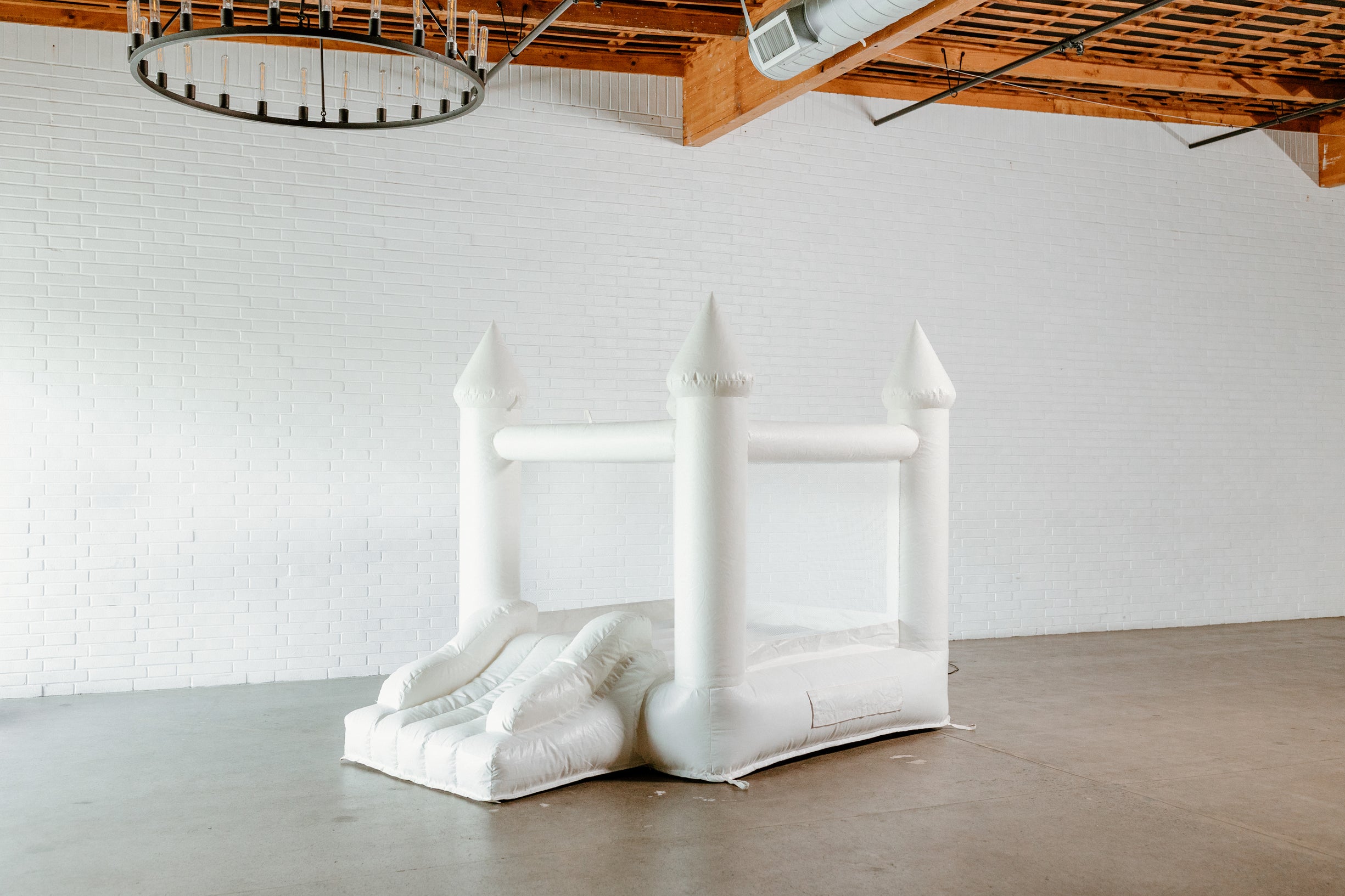 ᴏʀɪɢɪɴᴀʟ ᴀʟʟ-ᴡʜɪᴛᴇ ʙᴀᴄᴋʏᴀʀᴅ ʙᴏᴜɴᴄᴇ ʜᴏᴜꜱᴇ – Mini Castles