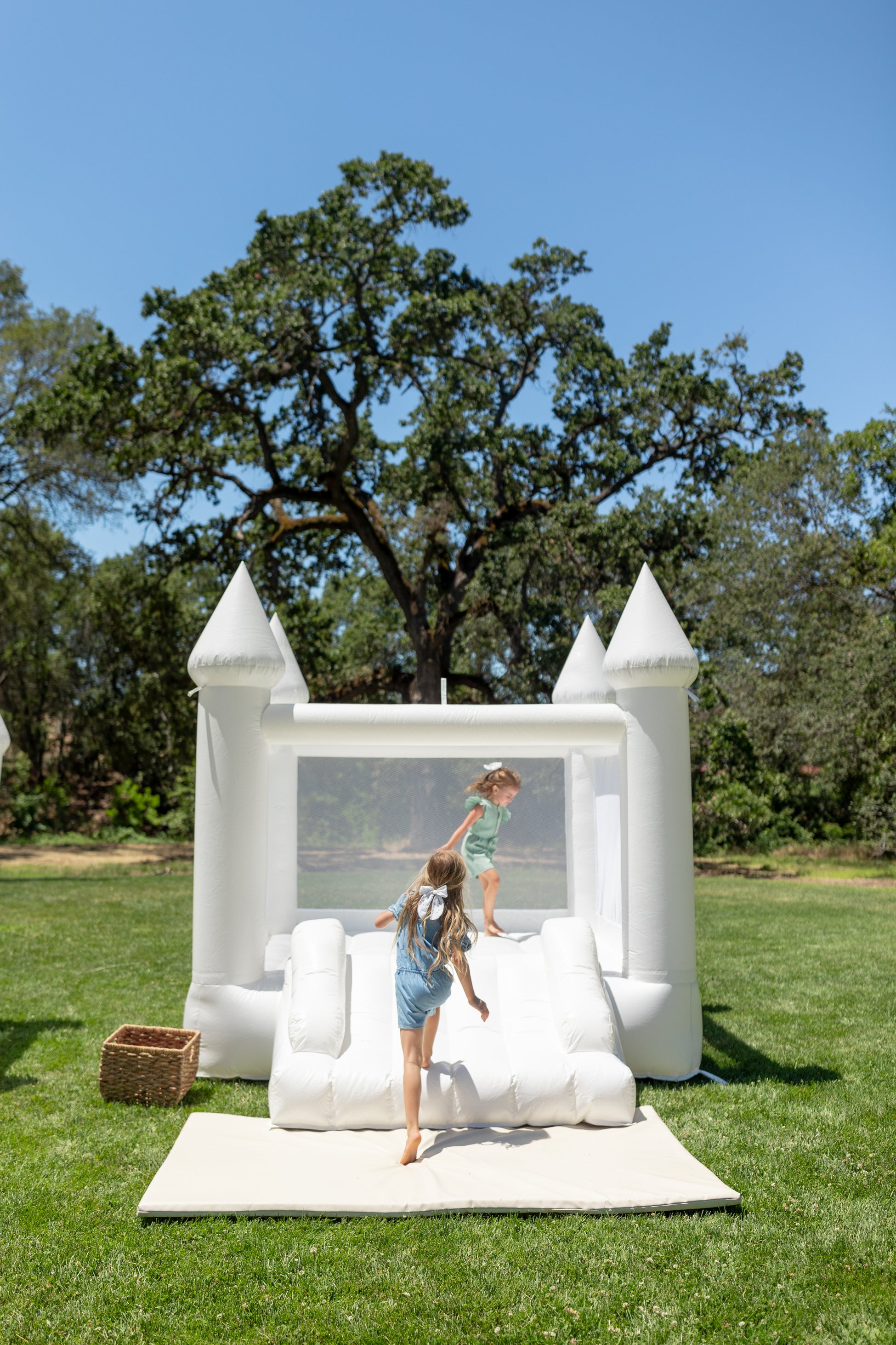 ᴏʀɪɢɪɴᴀʟ ᴀʟʟ-ᴡʜɪᴛᴇ ʙᴀᴄᴋʏᴀʀᴅ ʙᴏᴜɴᴄᴇ ʜᴏᴜꜱᴇ – Mini Castles