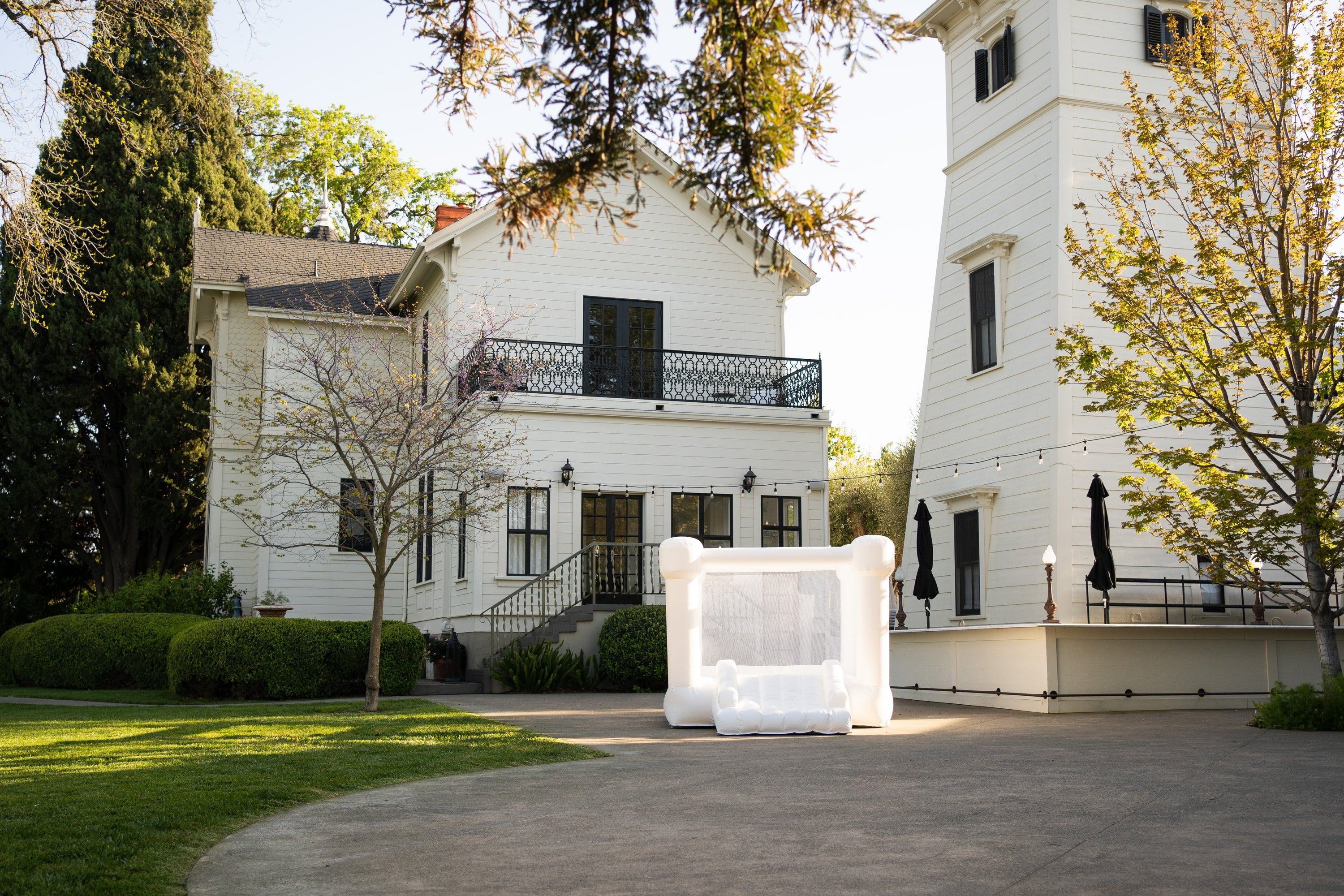Mini Alex - White Bounce House with Flat Tops – Mini Castles